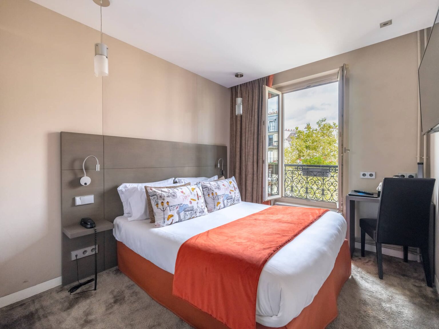 → The rooms of the Hotel Minerve Paris, in the heart of the Latin Quarter