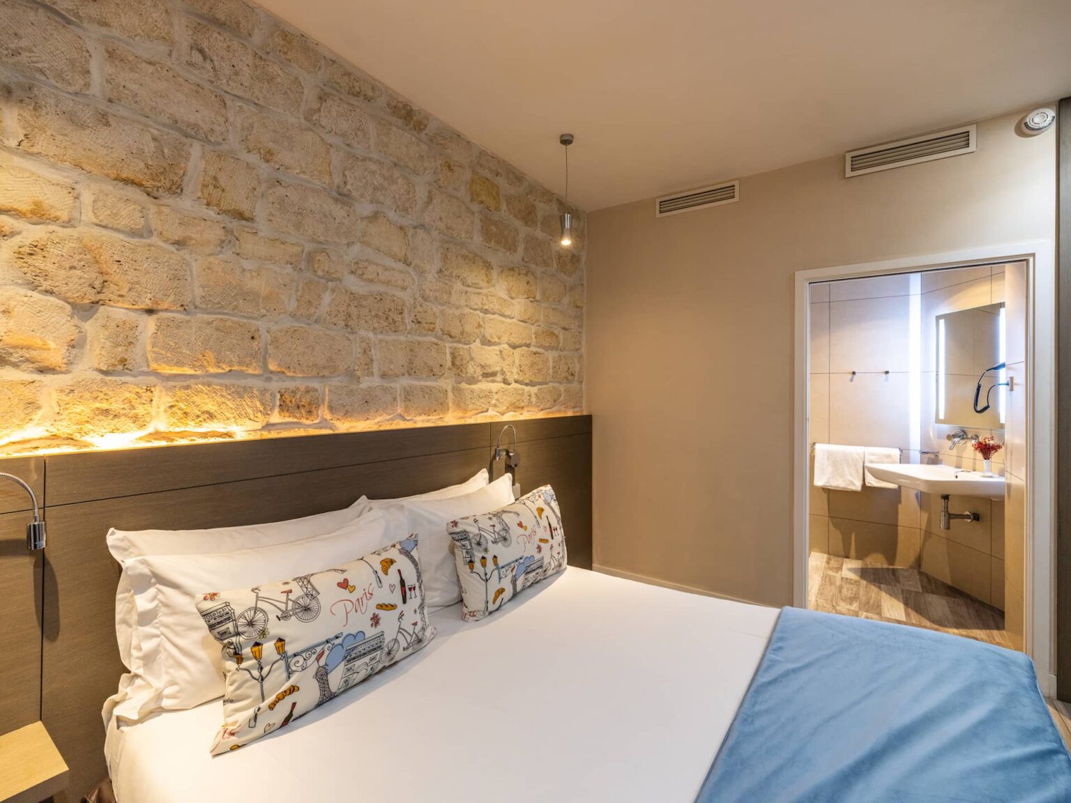 → The rooms of the Hotel Minerve Paris, in the heart of the Latin Quarter